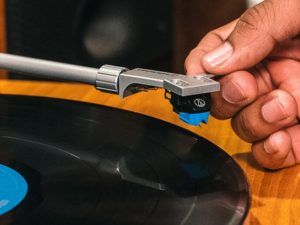 Guía para elegir el tocadiscos adecuado y adentrarte en el mundo del vinilo