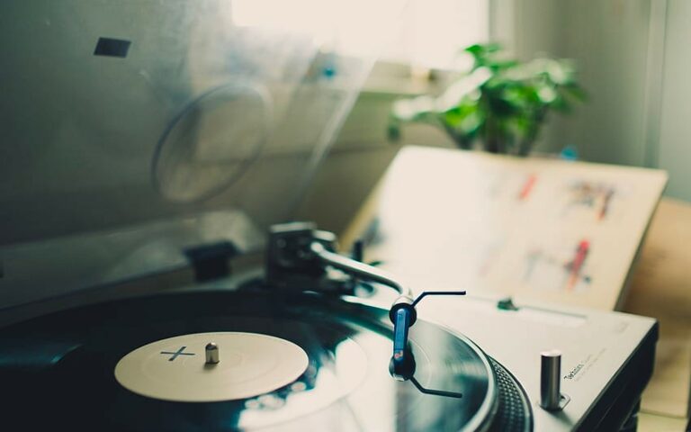 Guía para elegir el tocadiscos adecuado y adentrarte en el mundo del vinilo